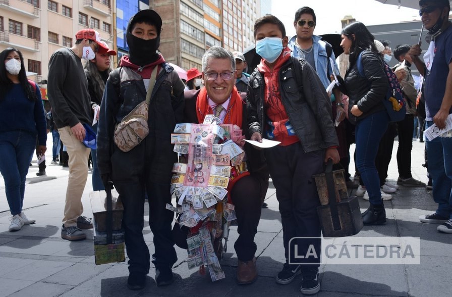 EL RECTOR DE LA UMSA ENTREGA MÁS DE 6.000 TÍTULOS EN MINIATURA POR ...